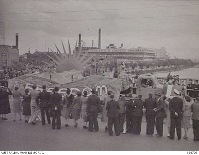 MELBOURNE, VIC 1945-11-29. THE "FREEDOM" FLOAT IS WATCHED BY SPECTATORS ...
