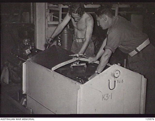 MOOREBANK, NSW. 1946-01-15. NX194859 CRAFTSMAN L. E. ROBINSON (LEFT ...