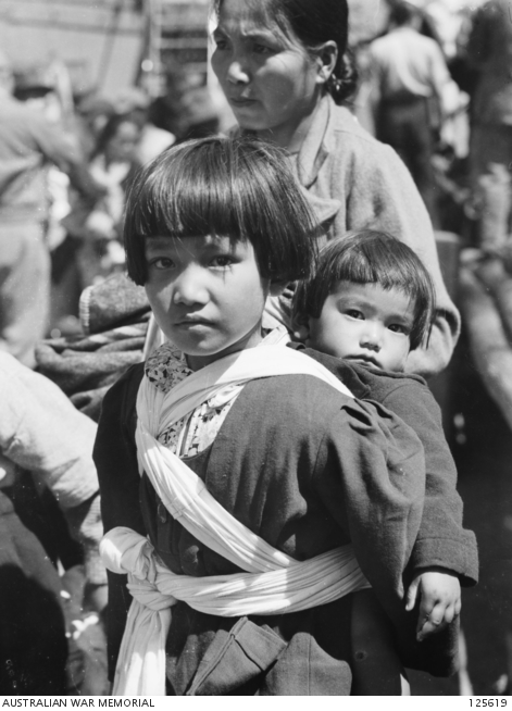 PORT MELBOURNE, VIC. 1946-02-21. A JAPANESE CHILD CARRYING A BABY ON ...