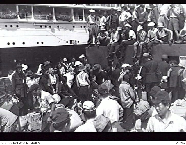 SYDNEY, NSW. 1946-03-06. JAPANESE AND FORMOSAN POWS TRYING TO PACK INTO ...