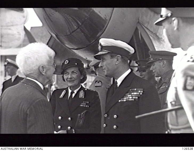 CANBERRA, ACT. 1946-03-24. LORD LOUIS AND LADY MOUNTBATTEN TALKING TO ...