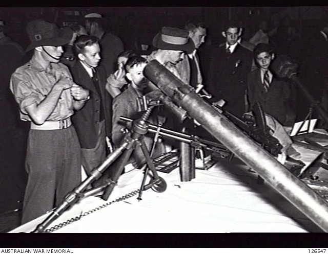 SYDNEY, NSW. 1946-03-28. VISITORS EXAMINING SOME OF THE GUNS AND ...