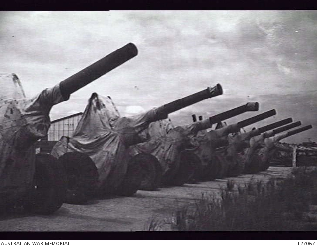 BANYO, QLD. 1946-04-11. 5 INCH MEDIUM GUNS ARE STORED AT THE GUN PARK ...