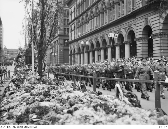 SYDNEY, NSW. 1946-04-25. THE 13TH BATTALION, 1ST AIF, SHOW THEIR ...