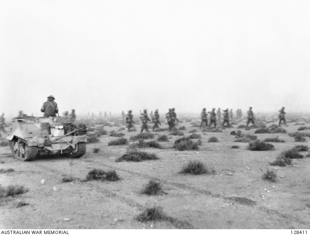 LIBYA, 1941. AUSTRALIAN INFANTRYMEN ADVANCING TOWARDS THE TOWN OF ...