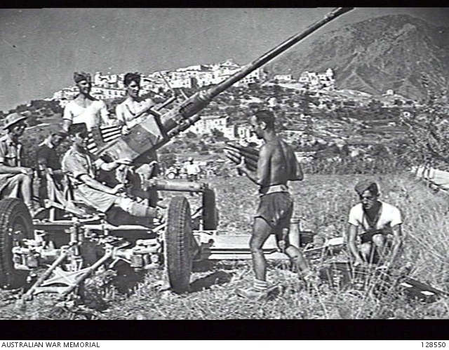 ITALY. 1943-10. A LIGHT ANTI-AIRCRAFT GUN GUARDING THE APPROACH TO THE ...