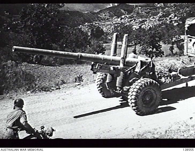ITALY. 1943-10. BRITISH 4.5 GUNS PASSING THROUGH THE OUTSKIRTS OF ...