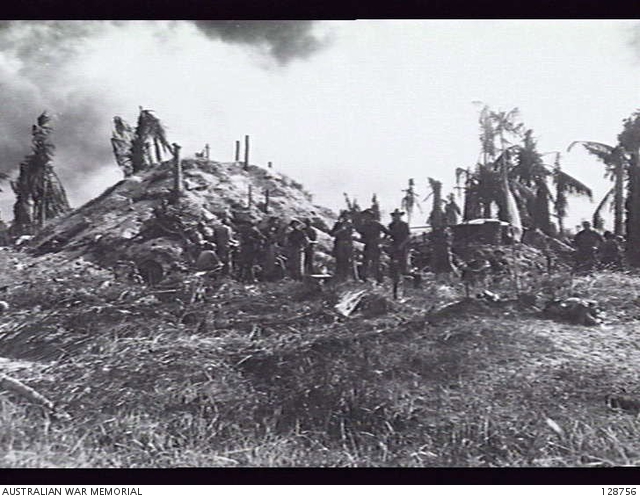 BALIKPAPAN, BORNEO. 1945-07-01. TROOPS OF 18TH BRIGADE AT A JAPANESE ...