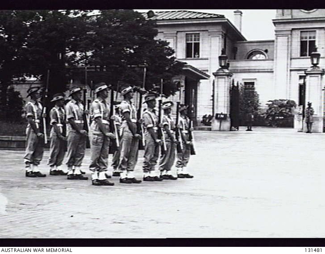 TOKYO, JAPAN. 1946-09-02. AUSTRALIANS OF THE NEW GUARD PRESENTING ARMS ...
