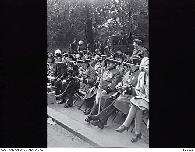 LONDON, ENGLAND. 1946. THE AUSTRALIAN VICTORY CONTINGENT MARCH PAST IS ...