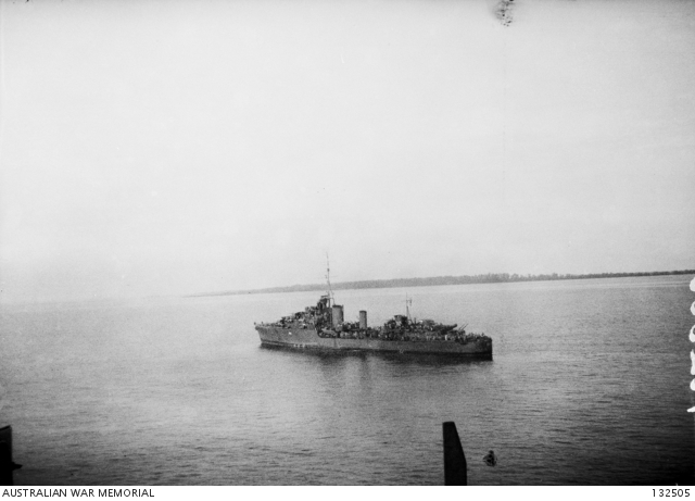 THE DESTROYER HMAS ARUNTA BOMBARDING BRUNEI. CROSS MOUNTING IS TRAINED ...