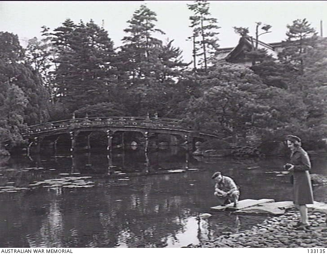 KYOTO, JAPAN. 1947-08. MEMBERS OF BCOF ON LEAVE ENJOY THE IMPERIAL ...