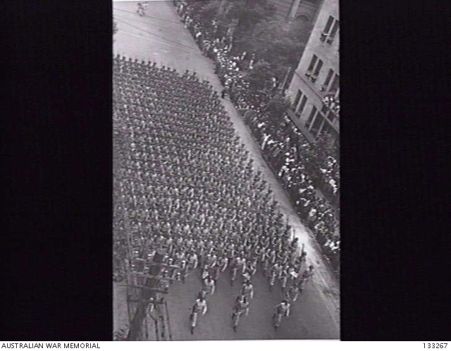 TOKYO, JAPAN. 1947-07-4. AMERICAN TROOPS MARCH THROUGH THE STREETS OF ...