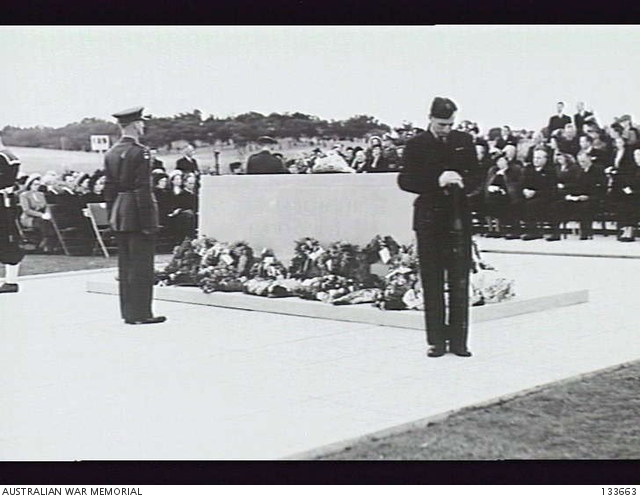 CANBERRA, ACT. 1948-04-25. THE CATAFALQUE PARTY AROUND THE STONE OF ...