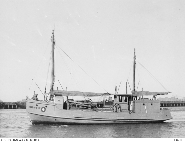 MELBOURNE, VIC. RAAF 015-91, A 56 FEET MOTOR SCOW, ON THE YARRA RIVER ...