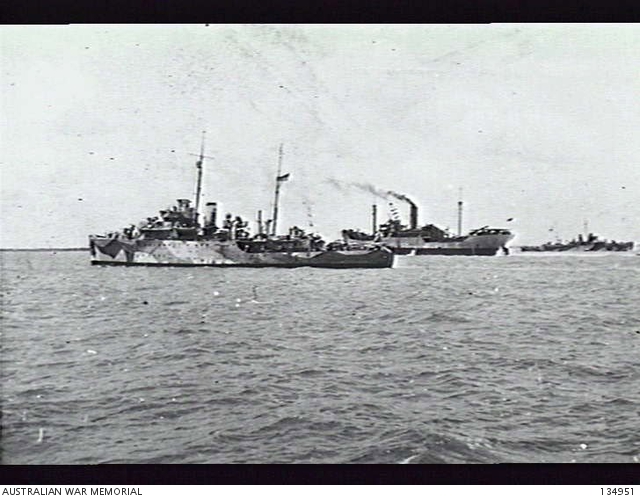 DARWIN, NT. C.1942-02. HMAS SWAN, THE TROOPSHIP MANUA LOA, AND HMAS ...