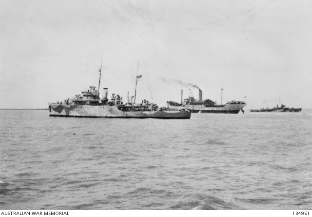 DARWIN, NT. C.1942-02. HMAS SWAN, THE TROOPSHIP MANUA LOA, AND HMAS ...