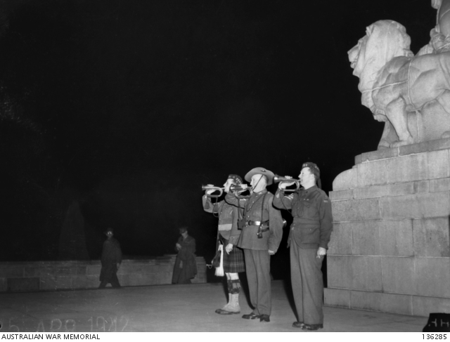 MELBOURNE, VIC. 1942-04-25. TRUMPETERS SOUNDING REVEILLE ON THE STEPS ...