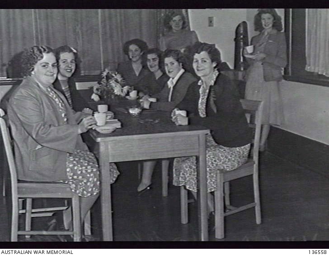 MELBOURNE, VIC. 1942-06-22. WOMEN WAR WORKERS ENJOYING MORNING TEA IN ...