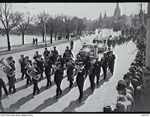 MELBOURNE, VIC. 1942-09-05. A BAND LEADING THE ANGLO-SOVIET UNITY ...
