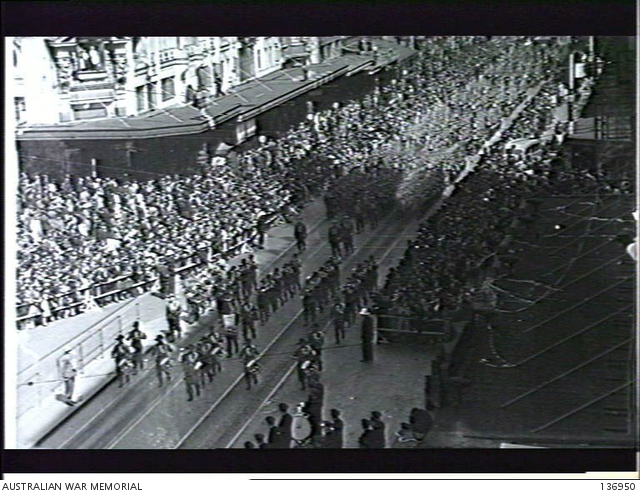 MELBOURNE, VIC. 1942-10-17. CROWDS LINE THE CITY STREETS BEHIND THE ...