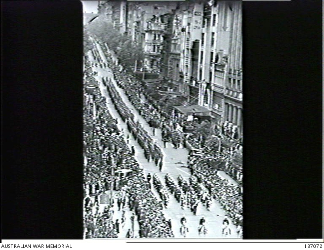 MELBOURNE, VIC. 1942-11-11. MEMBERS OF THE AUSTRALIAN MILITARY FORCES ...