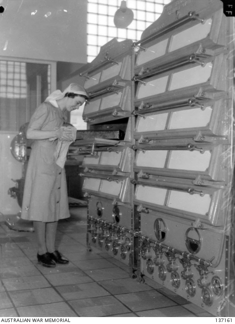 MELBOURNE, VIC. 1942-11-27. A MEMBER OF THE AUSTRALIAN RED CROSS ...