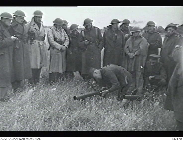 MELBOURNE, VIC. 1942-11-28. MEMBERS OF THE AUSTRALIAN VOLUNTEER DEFENCE ...