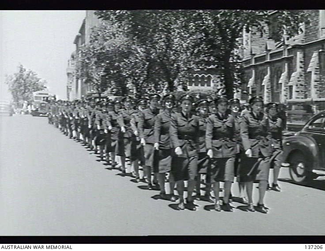 MELBOURNE, VIC. 1942-12-03. MEMBERS OF THE WOMEN'S AUXILIARY AUSTRALIAN ...