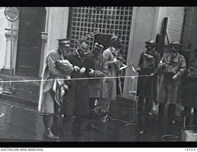 MELBOURNE, VIC. 1942-12-05. AIR RAID PRECAUTION WARDENS TREATING A MALE ...