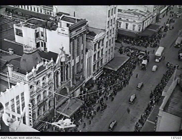 MELBOURNE, VIC. 1942-12-05. WATCHED BY CROWDS ON THE FOOTPATHS BELOW ...
