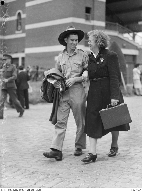 MELBOURNE, VIC. 1942-12-12. A WOUNDED AUSTRALIAN SOLDIER WITH HIS ...