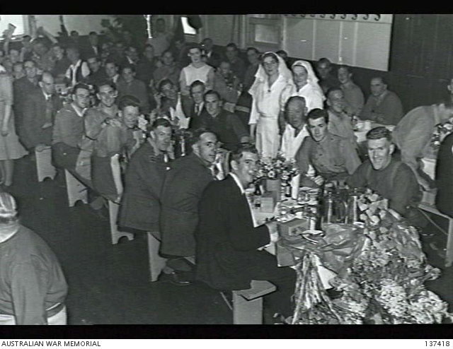 MELBOURNE, VIC. 1942-12-17. SERVICEMEN ENJOYING A CHRISTMAS DINNER AT ...