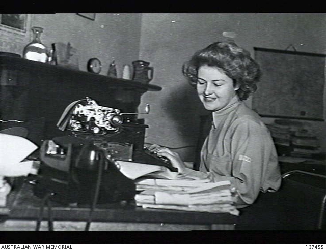 MELBOURNE, VIC. 1942-12-29. A TYPIST OF THE VICTORIAN WOMEN'S AUXILIARY ...