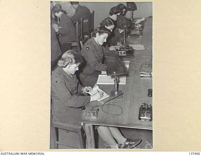 MELBOURNE, VIC. 1942-12-28. SIGNALLERS OF THE AUSTRALIAN WOMENS' ARMY ...