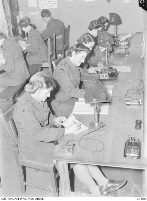 MELBOURNE, VIC. 1942-12-28. SIGNALLERS OF THE AUSTRALIAN WOMENS' ARMY ...