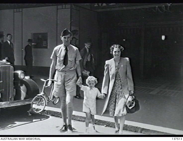 MELBOURNE, VIC. 1942-12-21. A MEMBER OF THE RAAF WITH HIS WIFE AND ...