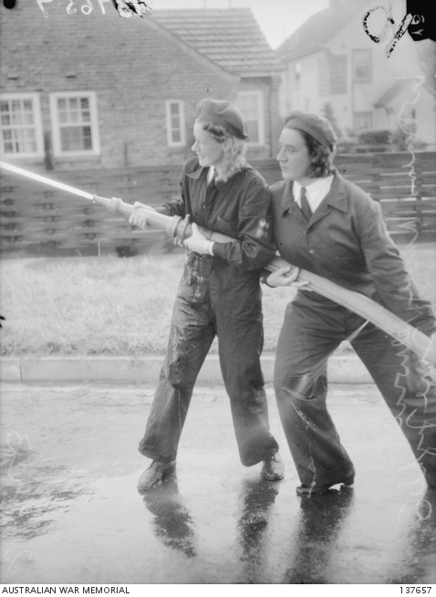 MELBOURNE, VIC. 1943-01-21. TWO MEMBERS OF THE WOMEN'S ROYAL AUSTRALIAN ...