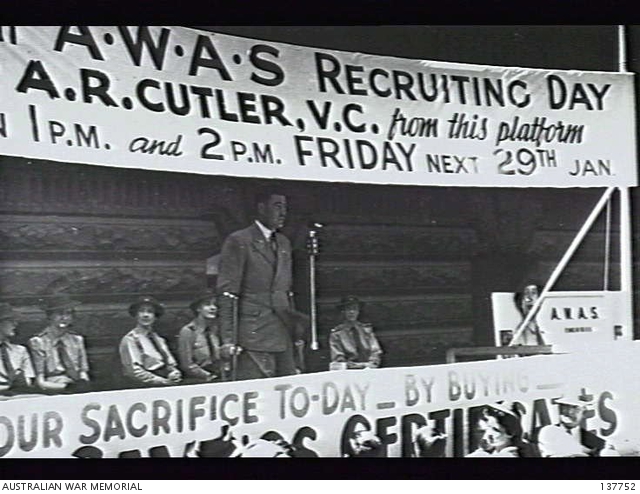 MELBOURNE, VIC. 1943-01-29. LIEUTENANT A. RODEN CUTLER VC SPEAKING FROM ...