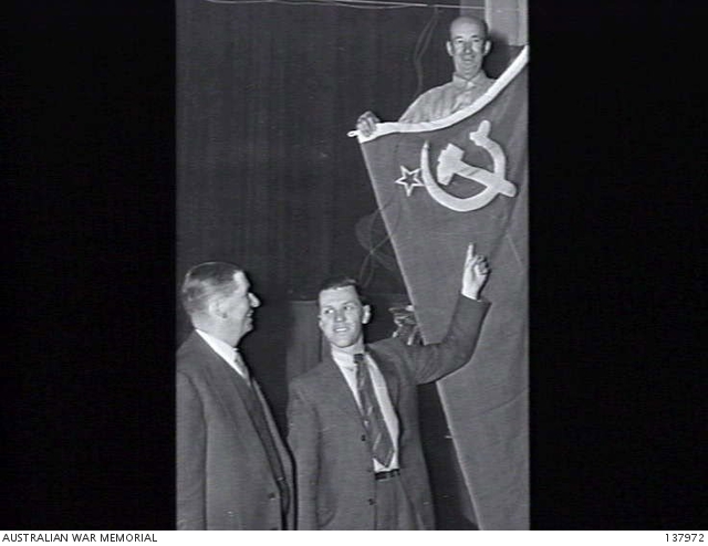 MELBOURNE, VIC. 1943-02-23. A CITY COUNCIL WORKMAN HANGING THE SOVIET ...