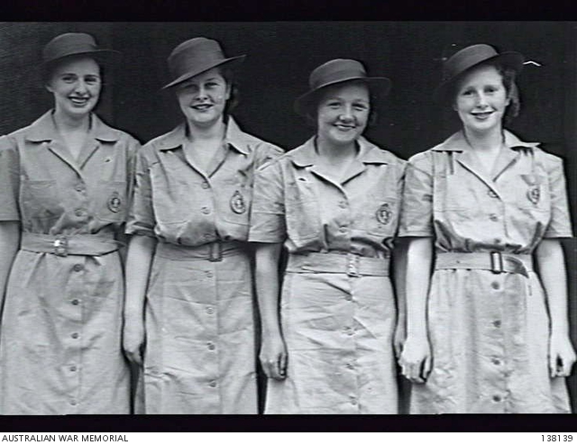 MELBOURNE, VIC. 1943-03-12. AUSTRALIAN LAND ARMY WOMEN DISPLAYING THEIR ...
