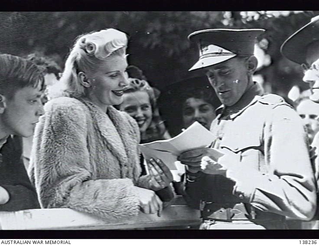 MELBOURNE, VIC. 1943-03-23. A MEMBER OF THE AUSTRALIAN ARMY EXPLAINS ...
