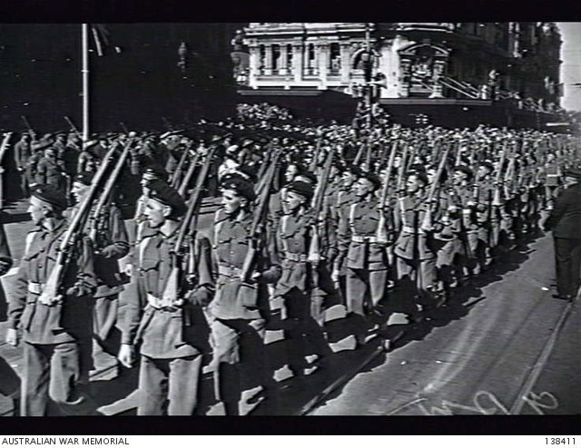 MELBOURNE, VIC. 1943-03-31. MEMBERS OF THE 9TH AUSTRALIAN DIVISION GIVE ...