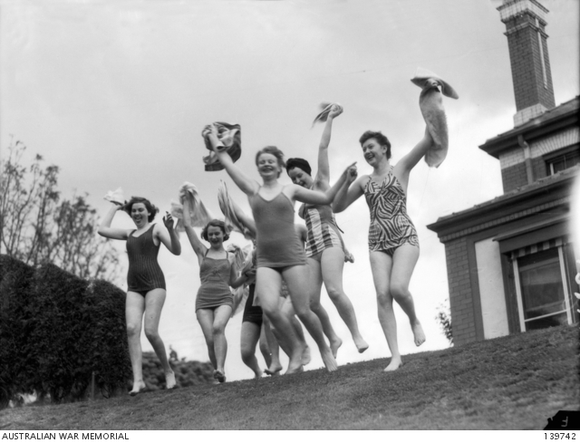 MELBOURNE, VIC. 1943-09-25. MEMBERS OF THE AUSTRALIAN WOMEN'S ARMY ...