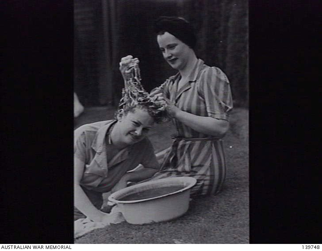 MELBOURNE, VIC. 1943-09-25. AIRCRAFTWOMAN NORMA SULLIVAN SHAMPOOING THE ...