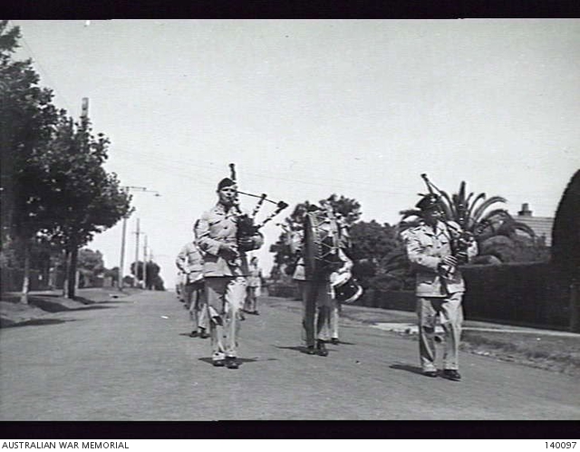 MELBOURNE, VIC. 1943-12-09. A PIPE AND DRUM BAND LEADING A PARADE OF ...