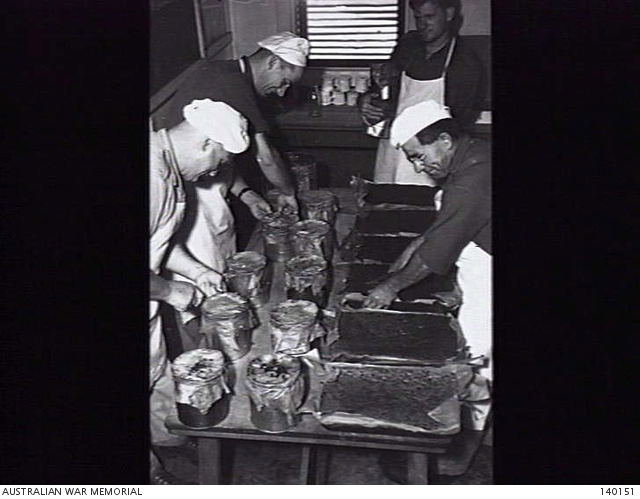 MELBOURNE, VIC. 1943-12-25. AUSTRALIAN ARMY COOKS MAKING CHRISTMAS ...