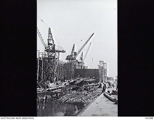 MELBOURNE, VIC. 1944-02-04. CRANES AND SCAFFOLDING IN A VICTORIAN ...