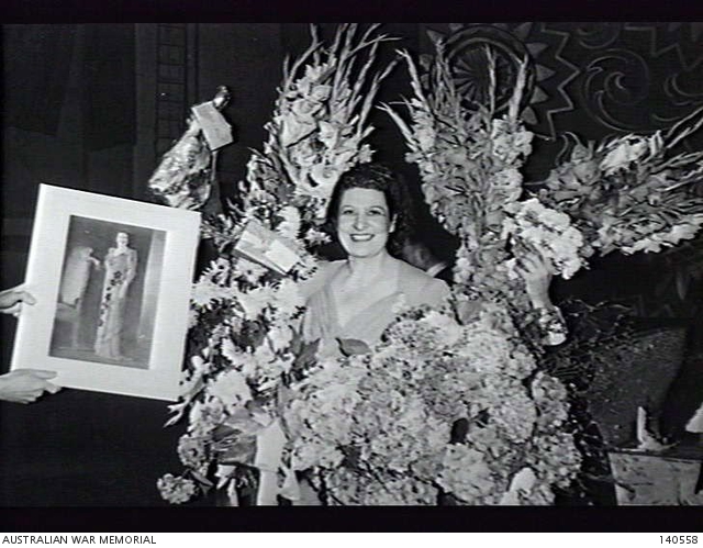 MELBOURNE, VIC. 1944-03-09. THE SINGER MISS GLADYS MONCRIEFF FRAMED IN ...