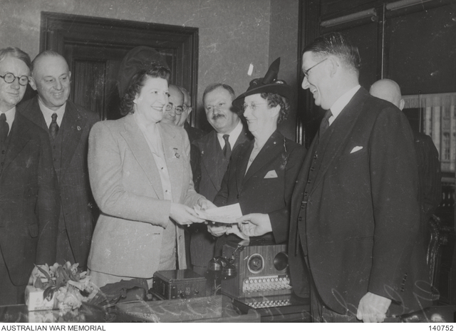 Melbourne, Vic. 1944-04-14. The singer Miss Gladys Moncrieff presenting ...